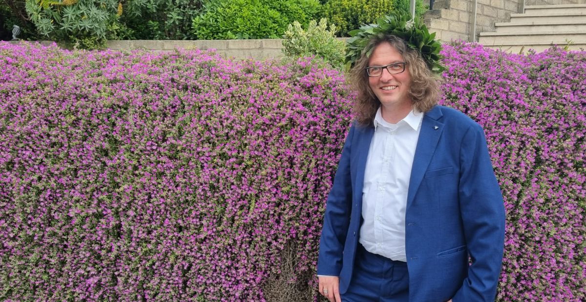 Don Luca, prete dell'accoglienza, in 4 giorni si laurea e diventa ...