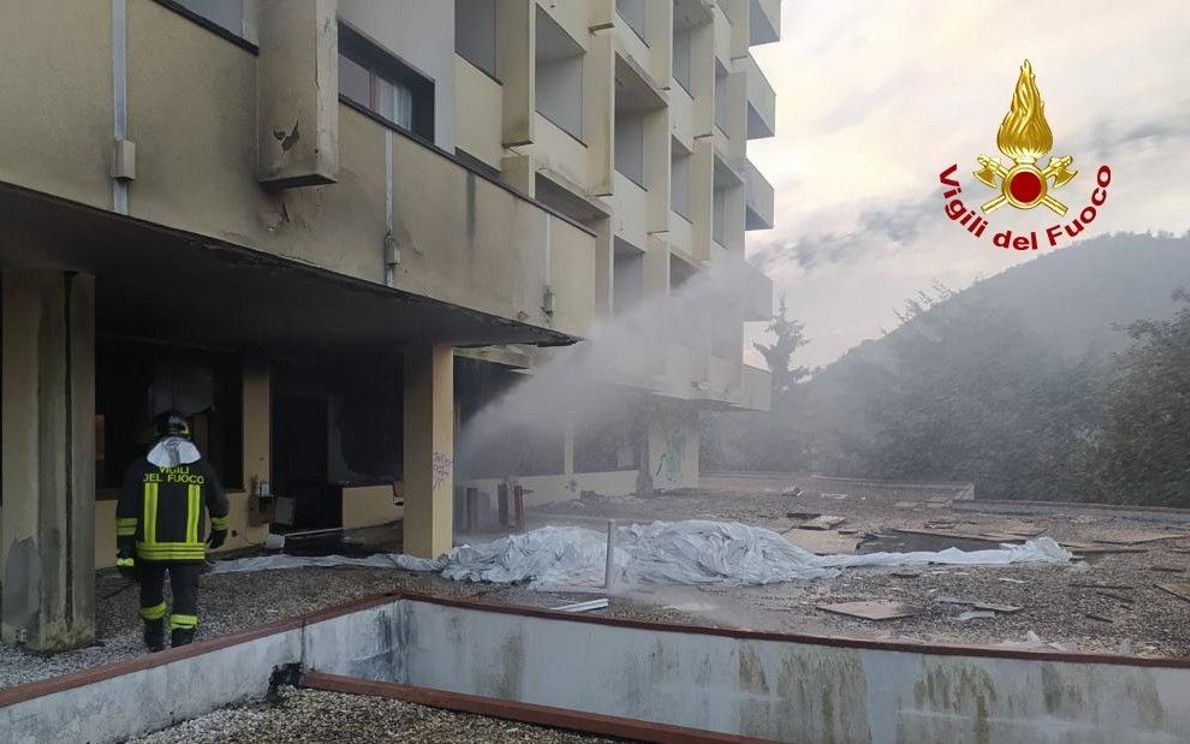 Incendio in un hotel dismesso a San Daniele di Teolo. Intervento dei vigili del fuoco | TgPadova ...