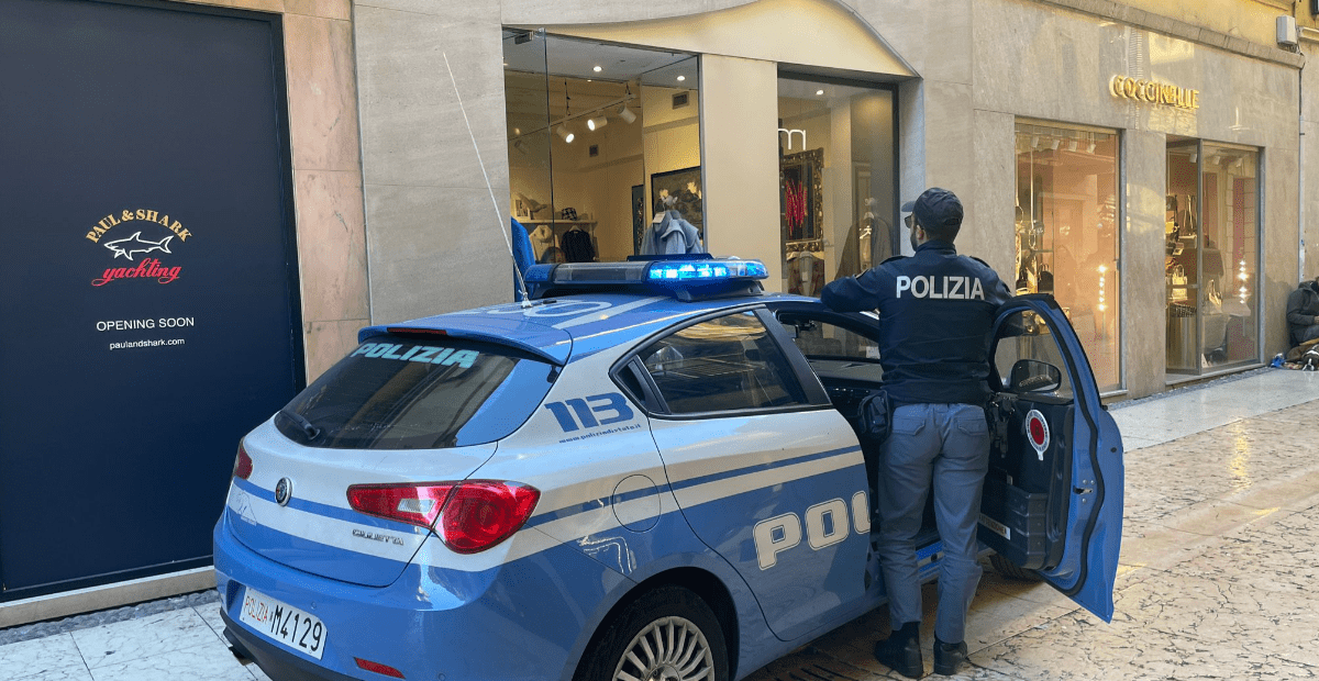 Sfonda la vetrina di un negozio in via Mazzini e fugge: 29enne arrestato | TgVerona | Telenuovo