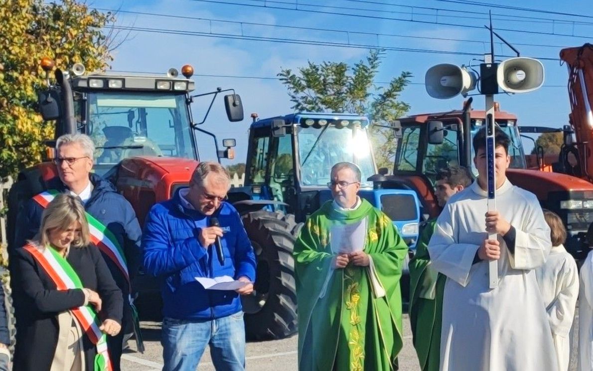 La sfilata dei trattori per la festa del Ringraziamento a Montà | TgPadova | Telenuovo