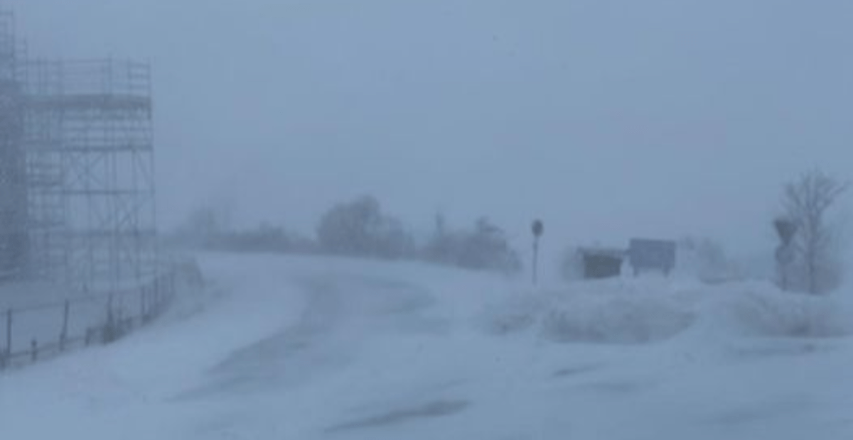 Maltempo, vento e neve in Lessinia: chiusa strada tra Bosco Chiesanuova e Roverè | TgVerona ...