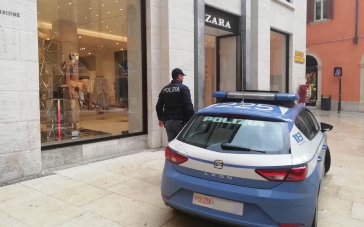 Tenta di uscire da negozio via Mazzini indossando abiti appena rubati e aggredisce vigilante ...