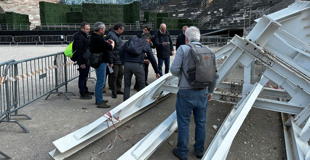 Crollo stella in Arena, cominciato il sopralluogo | Telenuovo | Telenuovo Crollo stella in Arena, cominciato il sopralluogo | Telenuovo | Telenuovo
