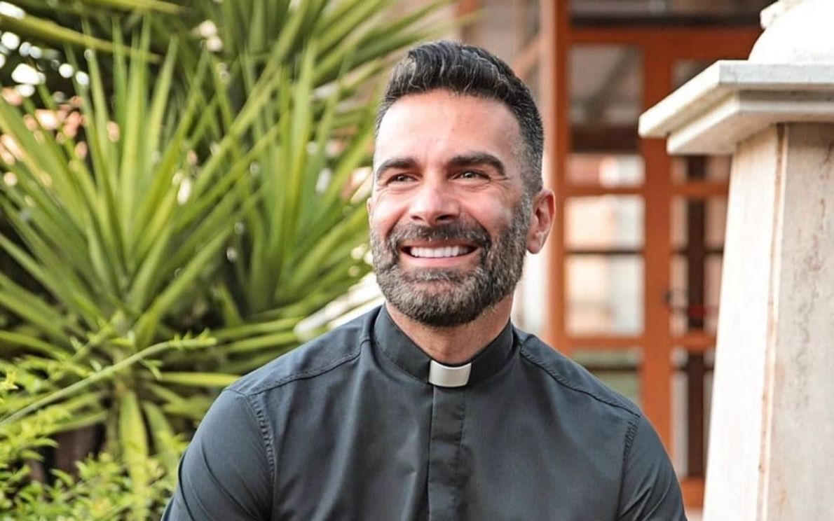 Don Cosimo Schena è Don Tik Tok, il prete influencer con le 'spunte blu ...