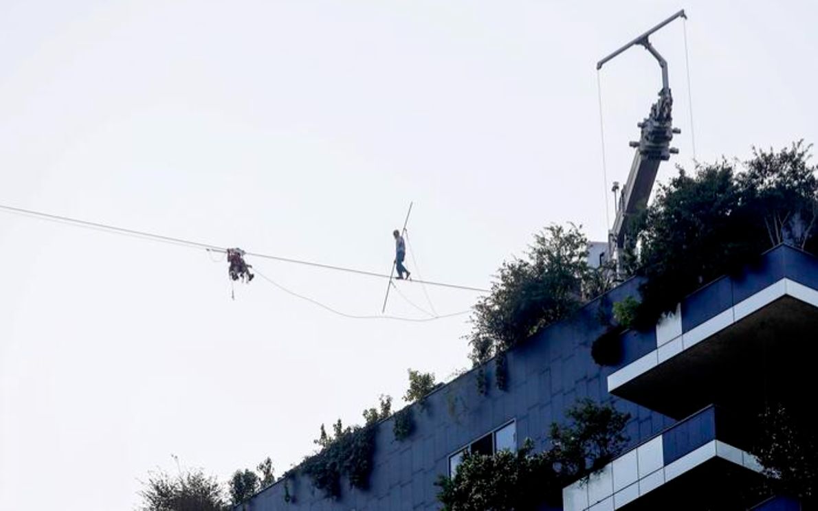 Funambolo 'passeggia' fra i grattacieli: Dal Bosco verticale alla ...
