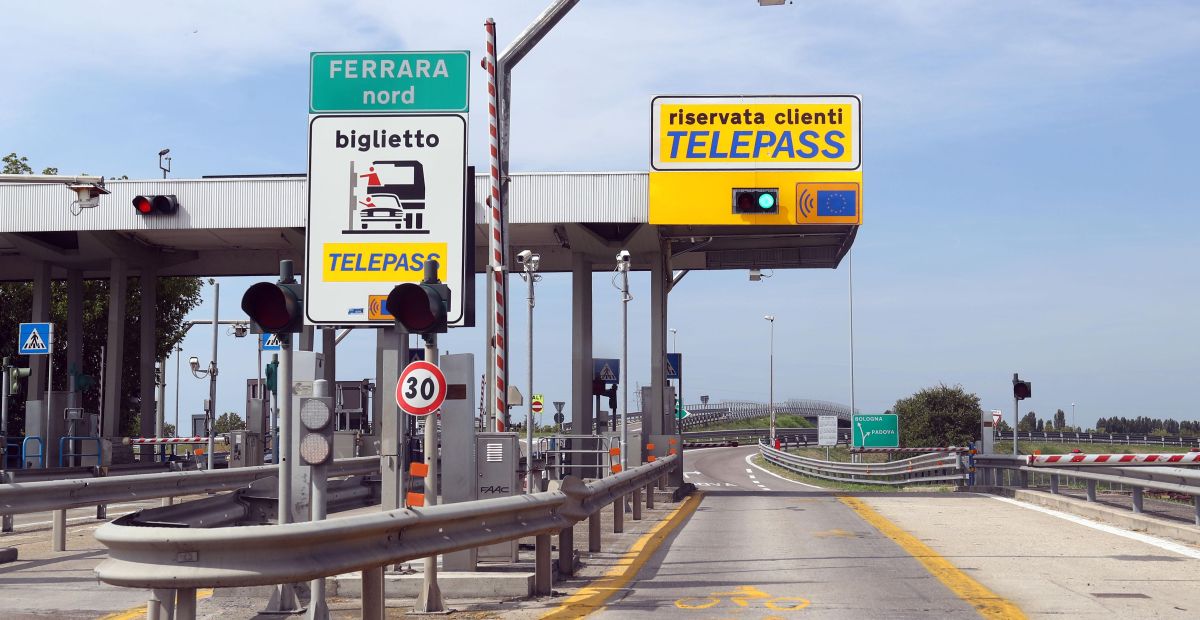 Ubriaca al volante urta le barriere del casello autostradale A13 Padova ...