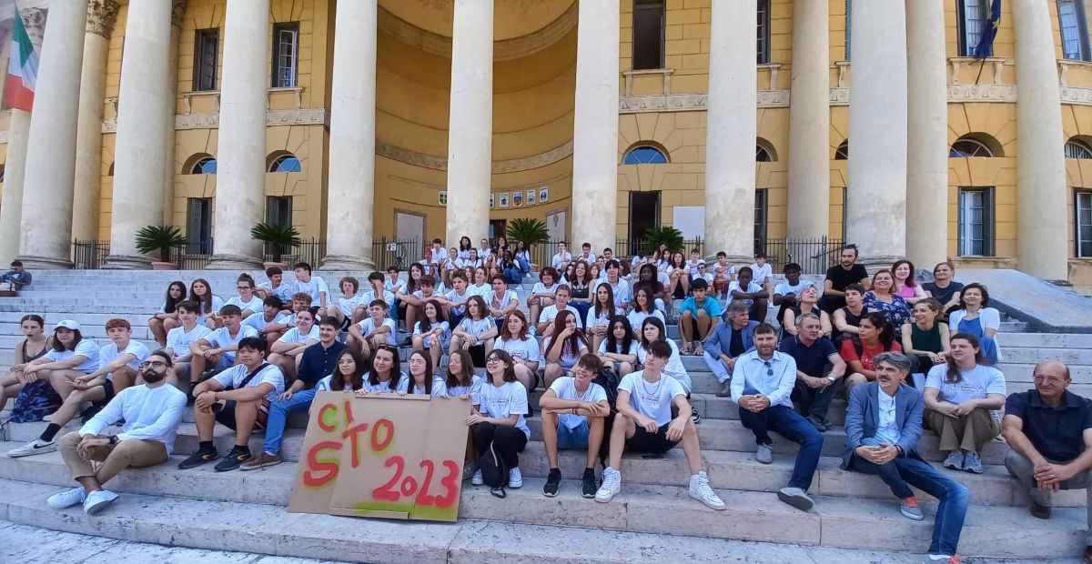 "Ci sto. Affare fatica". 300 ragazzi sistemano panchine e giardini. Un ...