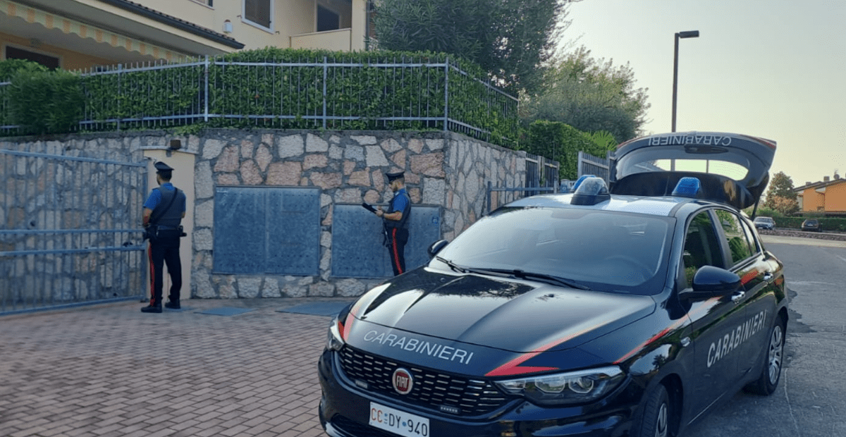 Tentano furto in casa ma il vicino è un carabiniere e le blocca: due ... Tentano furto in casa ma il vicino è un carabiniere e le blocca: due ...
