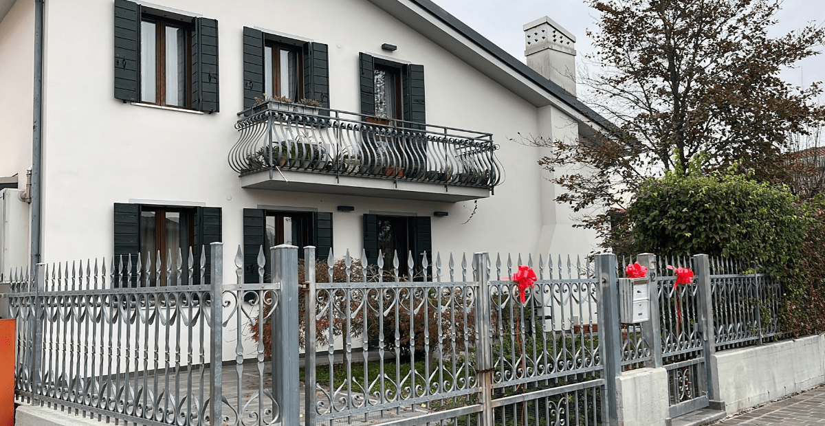 Compaiono fiocchi rossi per la laurea sul cancello della casa di Giulia ...