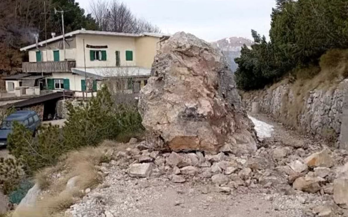 Grande masso si distacca dalla parete e crolla alle pendici del monte ...