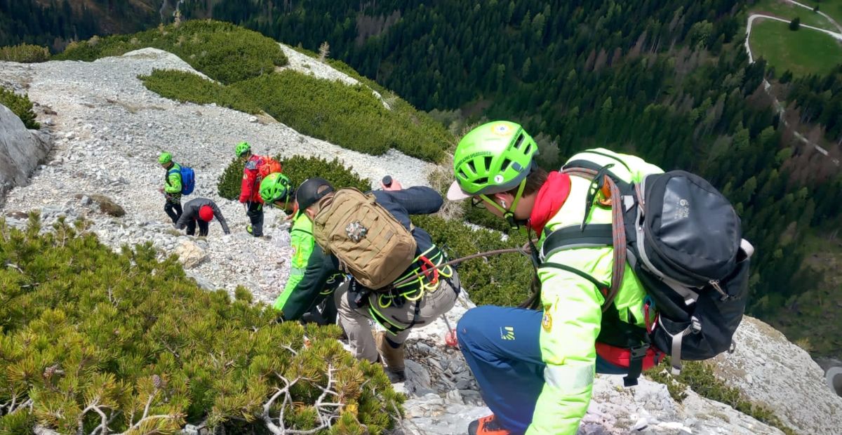 Perdono il sentiero e finiscono nel torrente, soccorsi 4 giovani ...