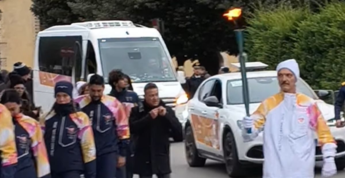 La fiamma olimpica sul lago: Peschiera del Garda protagonista di un ...